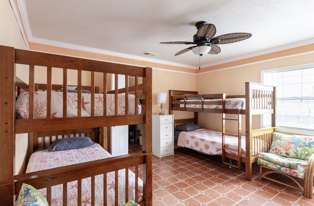 Dreamsicle Beach Cottage. Near Beach & Restaurants. Pet Friendly+large Backyard. - Tybee Island, GA