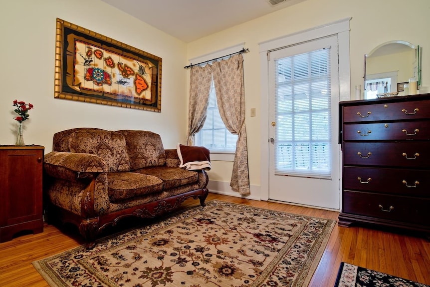 Encantador Condominio En Mobile Historical Garden District, Venga A Explorar - Mobile, AL