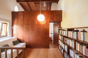 Casa tradicional, 2 quartos | Área de estar | TV de tela plana, lareira, livros, aparelho de som