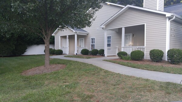 Awesome ! 2 Bedroom , 2 Bath, With A Swimming Pool! - Davie County