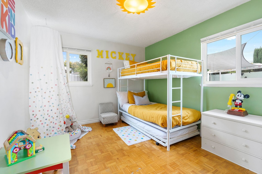 Optional Heated Pool, Remodeled House! Just 2 Blocks To Disneyland - Anaheim, CA