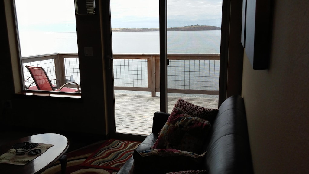 Beachfront Newer Home W/sunrm Facin Protection Island@ Diamond Point - 포트 타운센드