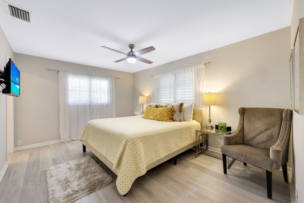 Woodridge: Work Friendly, Pool, Near Beach - Vineyards, FL