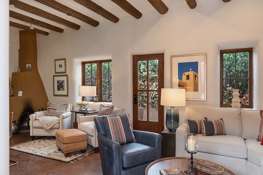 Kiva Fireplace, Peaceful Luxury, Walk Everywhere - Santa Fe, NM