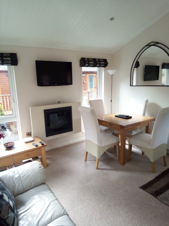 Log Cabin On Shores Of Lake Windermere, Surrounded By Breathtaking Scenery - Ambleside