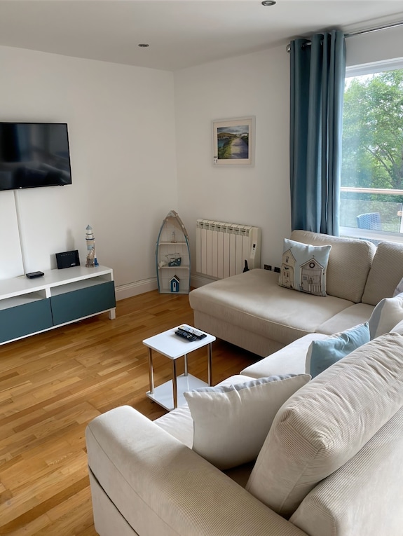 Fantastic Lakeside Penthouse Apartment With Balcony - Newquay