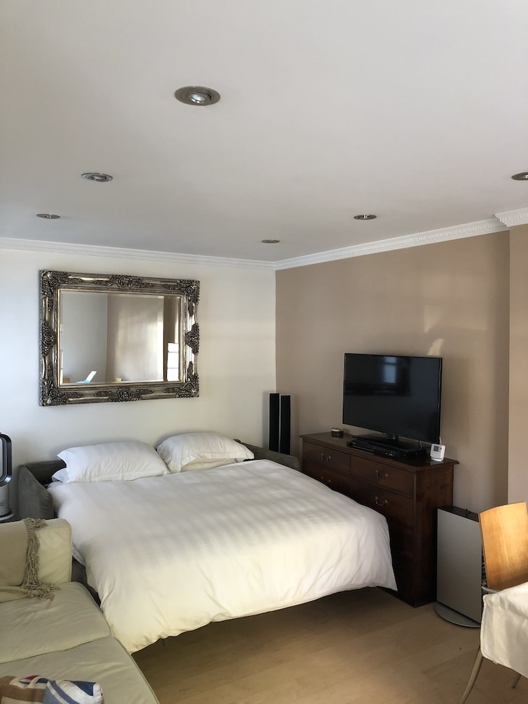 Charming Living In Central London - (3 Bed / 3 Bath) - Kilburn - London