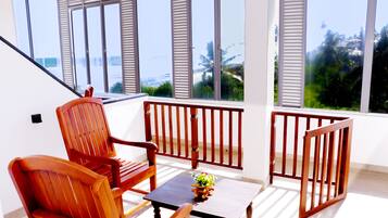 Quarto casal superior, 1 cama King, sacada | Roupas de cama premium, frigobar, cofres nos quartos, escrivaninha