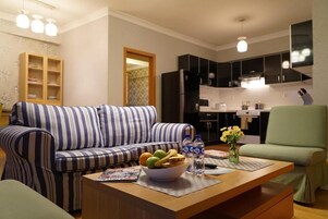Apartamento, 2 quartos | Sala de estar | Televisor LED 