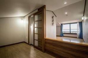 Escrivaninha, cortinas blackout, quartos à prova de som