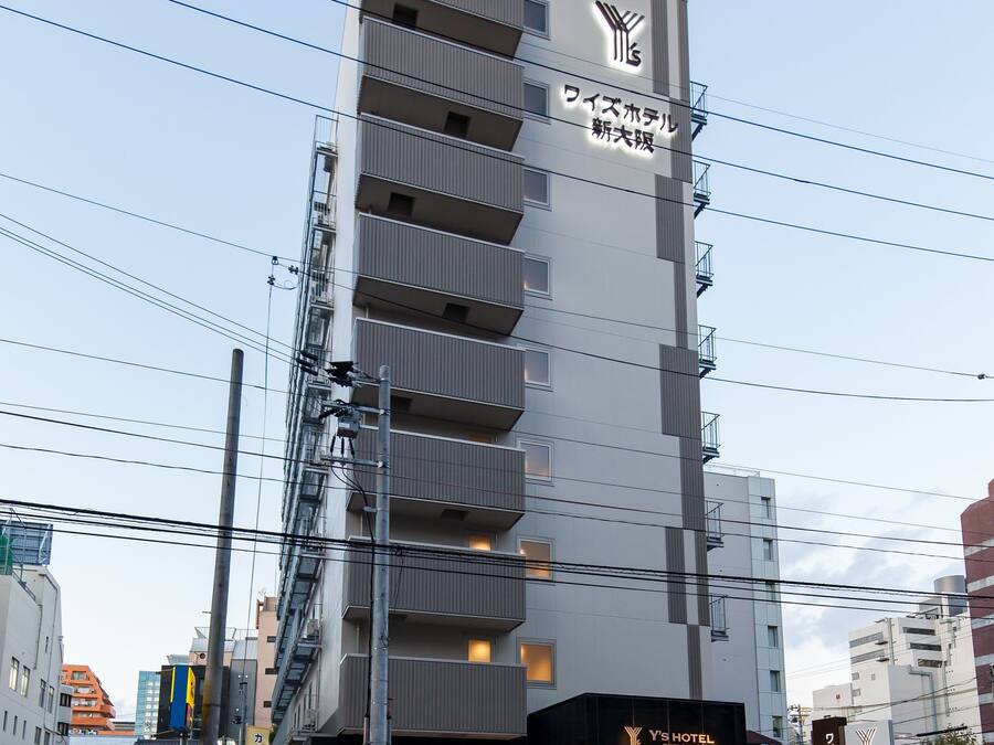 Fachada da propriedade à noite