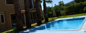 Piscina exterior, guarda-sóis, espreguiçadeiras 