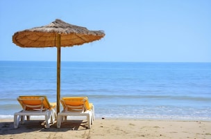 Praia particular, espreguiçadeiras, guarda-sóis, bar na praia