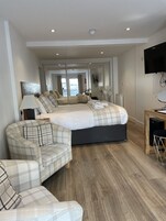 Quarto casal superior, no pátio | Individualmente decorados, individualmente mobiliados