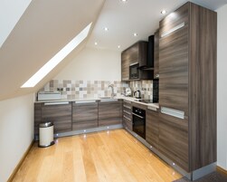 Apartamento superior | Cozinha privada | Geladeira grande, micro-ondas, fogão, cooktop