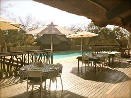 2 piscinas externas, guarda-sóis, espreguiçadeiras