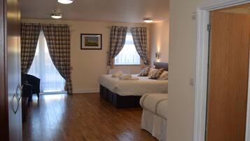 Cofres nos quartos, escrivaninha, ferros/tábuas de passar roupa