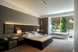 Quarto Duplo Deluxe | Roupa de alta qualidade, com decoração personalizada, secretária 