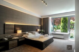 Quarto casal luxo | Roupas de cama premium, individualmente decorados, escrivaninha