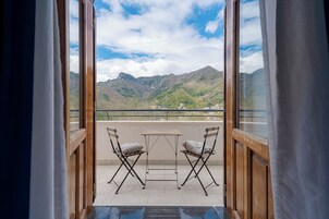 Roupas de cama premium, edredons de pluma, frigobar, escrivaninha