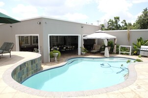 Piscina externa, guarda-sóis, espreguiçadeiras