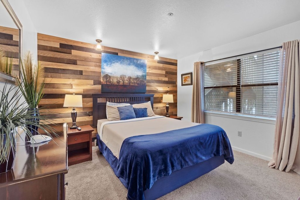 Up To 50% Off, No Stairs King Bedroom Pools Gated Community - Table Rock Lake