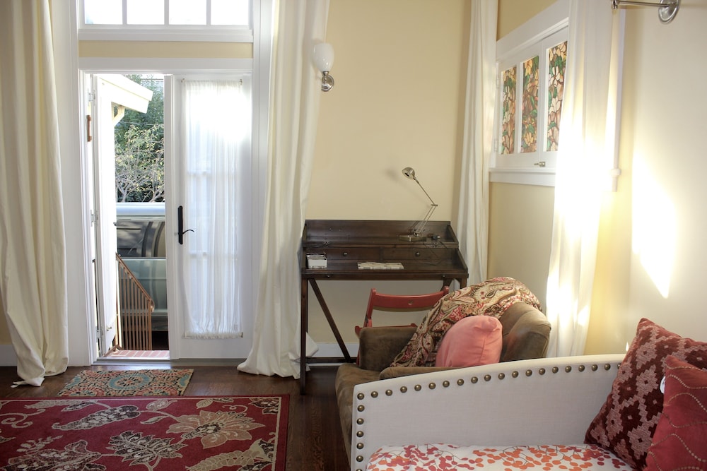 Upscale Studio In Exclusive Claremont Neighborhood Of Berkeley - Piedmont, CA