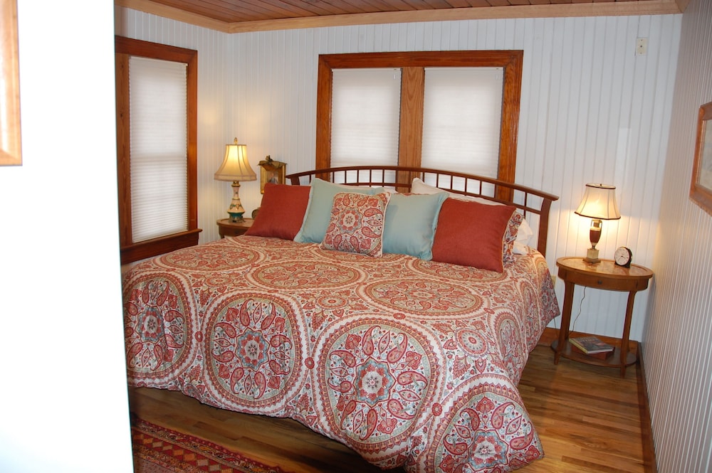 “Fun” Place! — Exceptional" —Near Oaklawn Park, Garvin Gardens And Restaurants - Hot Springs, AR