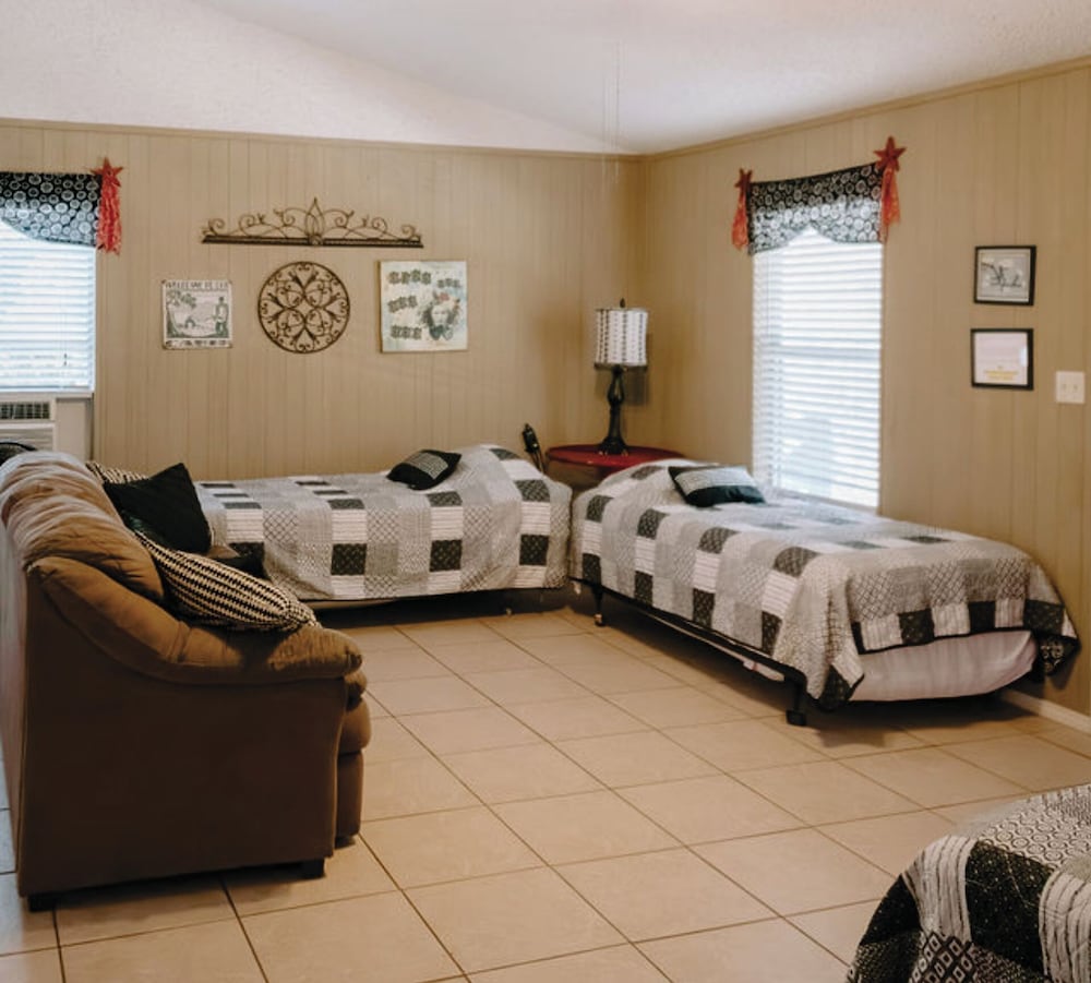 The Leakey Side - Whiskey Mountain Duplex - Great Location! - Leakey, TX