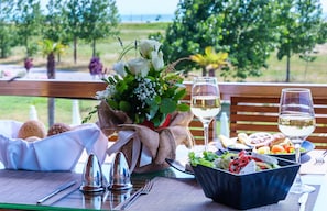 Pequenos-almoços e jantares servidos, incluindo cozinha mediterrânica