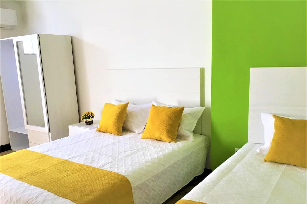 Quarto Triplo Standard, 1 quarto, casa de banho privativa | Roupa de alta qualidade, ferro/tábua de engomar, Wi-fi grátis