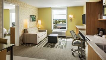 Secretária, cortinas/cortinados opacos, ferro/tábua de engomar