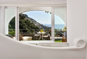 Panorama Design | Roupa de alta qualidade, edredões de penas, minibar, cofre no quarto 
