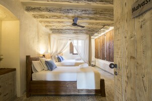 Quarto Quádruplo | Minibar, cofre no quarto, secretária, cortinas/cortinados opacos 