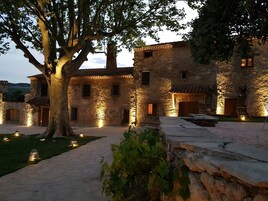 Fachada do alojamento (tarde/noite)