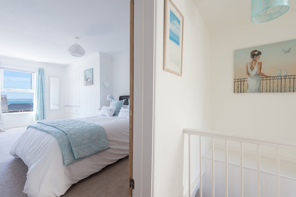 Stunning Beautiful Beamed Cottage Right Opposite The Beach Along With Sea Views - Penzance