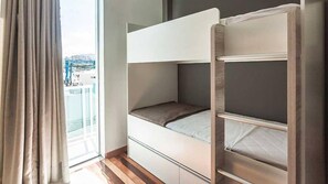 Cama em Dormitório Feminino (3 Beliches) | Cortinas/cortinados opacos, Wi-fi grátis