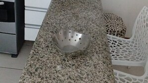 Cozinha com bancadas de granito, chaleira de aço inoxidável, liquidificador e micro-ondas.