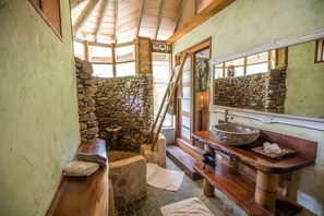 Bangalô conforto, 1 cama Queen, vista para o jardim | Banheiro | Chuveiro, produtos de toalete grátis, secador de cabelo 
