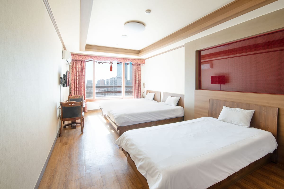 Quarto triplo luxo | Cortinas blackout, Wi-Fi de cortesia, acesso para cadeiras de rodas