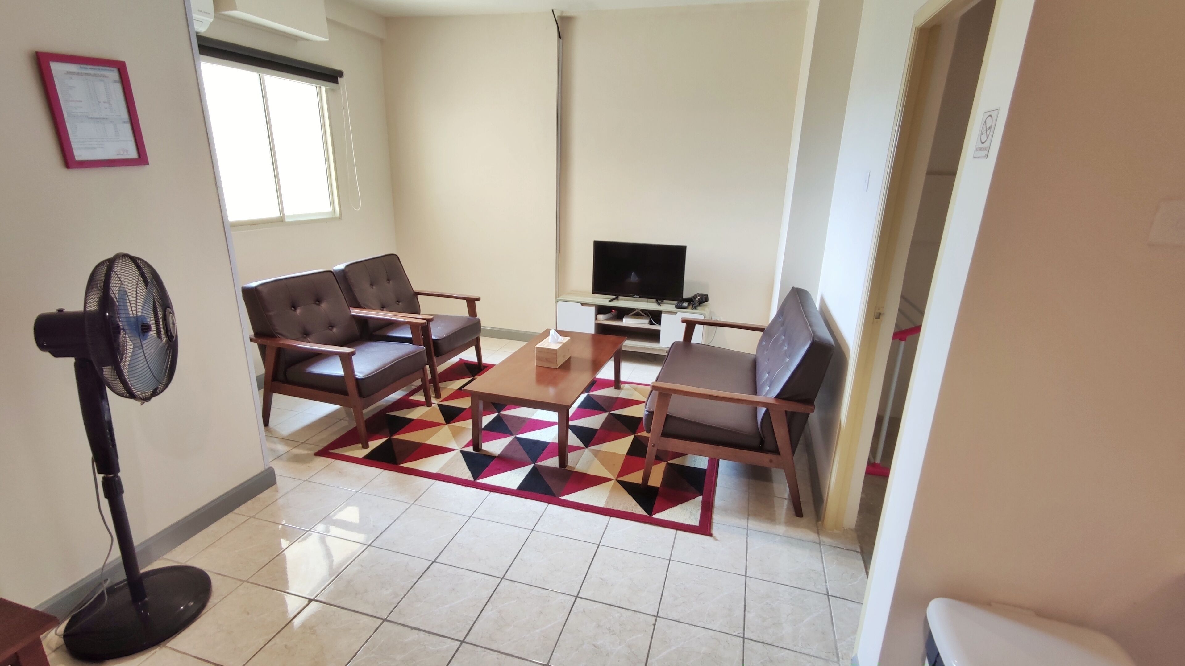 Apartamento Standard, 3 quartos, kitchenette, Vista para a cidade | Sala de estar | Televisor LED de 32 polegadas com canais por cabo, televisor 