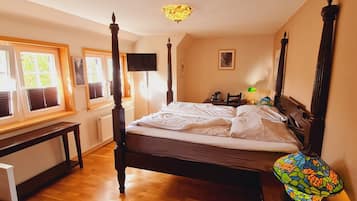 Quarto casal luxo | Roupas de cama antialérgicas, frigobar, cofres nos quartos