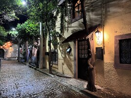 Fachada do alojamento (tarde/noite)