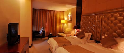 Quarto duplo luxo | Frigobar, cofres nos quartos, escrivaninha