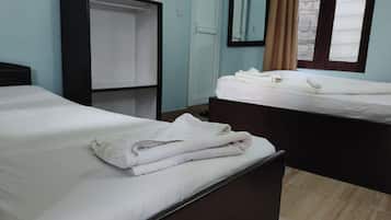 Quarto Standard | Secretária, secretária adequada para computadores portáteis