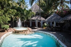 Piscina externa, guarda-sóis, espreguiçadeiras