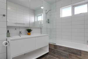 Apartamento Comfort | Casa de banho | Uma combinação polibã/banheira, um secador de cabelo 