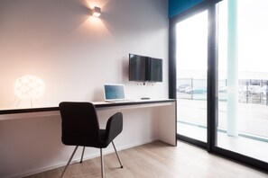 Quarto casal econômico, 1 cama de casal, para não fumantes, cozinha americana | Área de estar | TV de tela plana