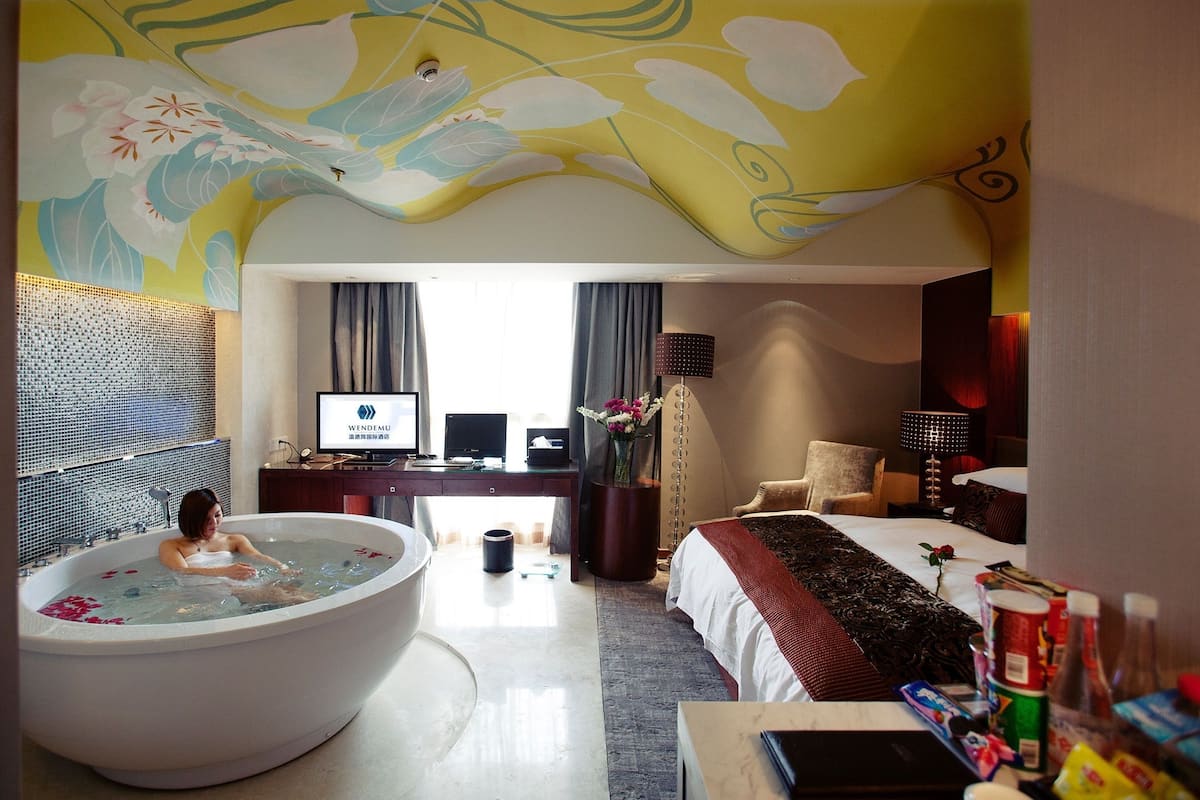 Quarto casal luxo, banheira | Frigobar, cofres nos quartos, escrivaninha, cortinas blackout