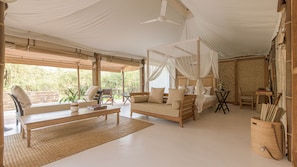 VIP Pool Tent | Frigobar, cofres nos quartos, escrivaninha